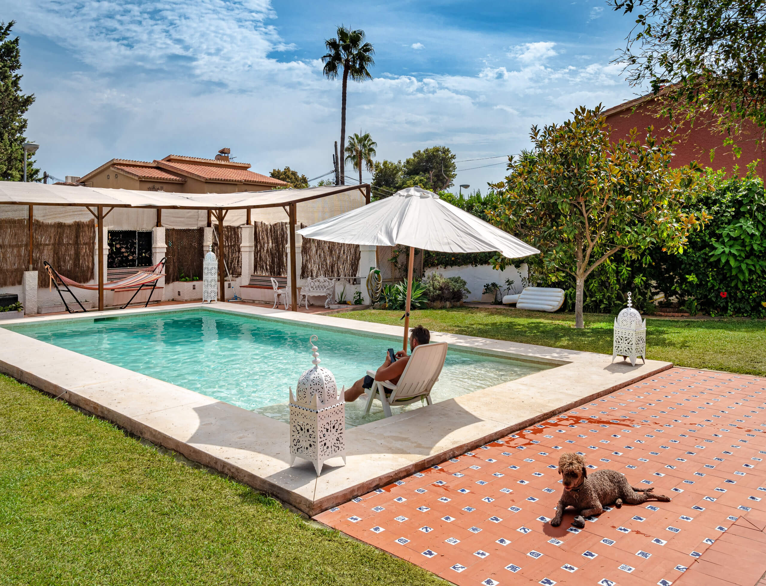 How a Tanning Shelf Can Enhance Your Backyard Pool - Cimarron Circle ...